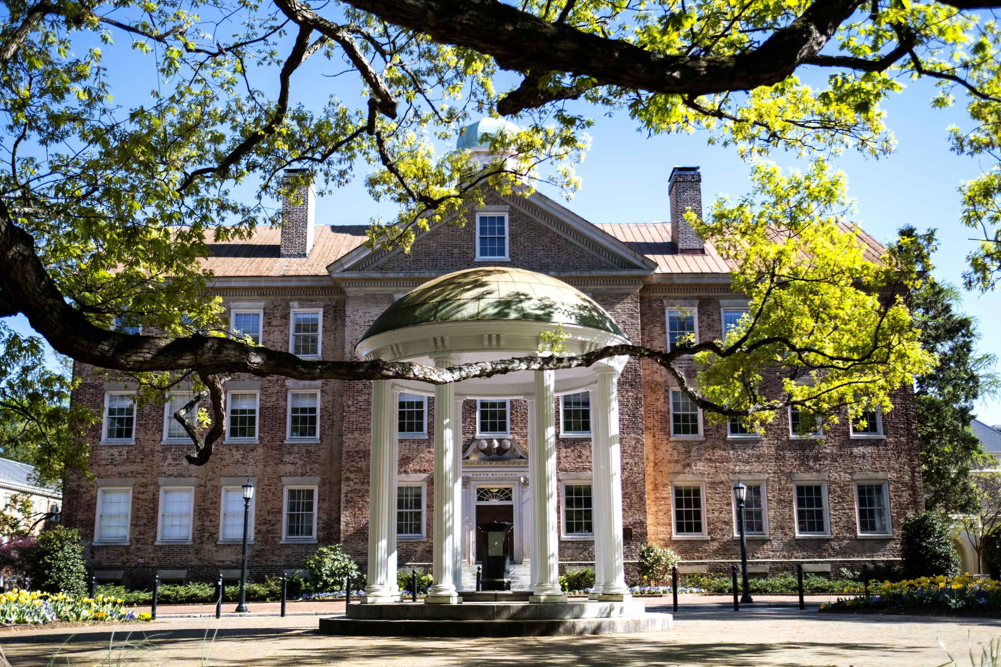 Poets&Quants | After 12 Days, UNC Chancellor Scraps Classroom ...